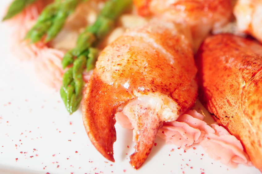 Homard au beurre noisette et son Espuma au paprika - Corse Marée